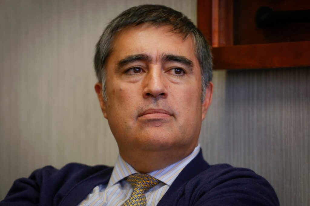 Desbordes apuntó contra quienes "pontifican" sobre las isapres, e hizo ...