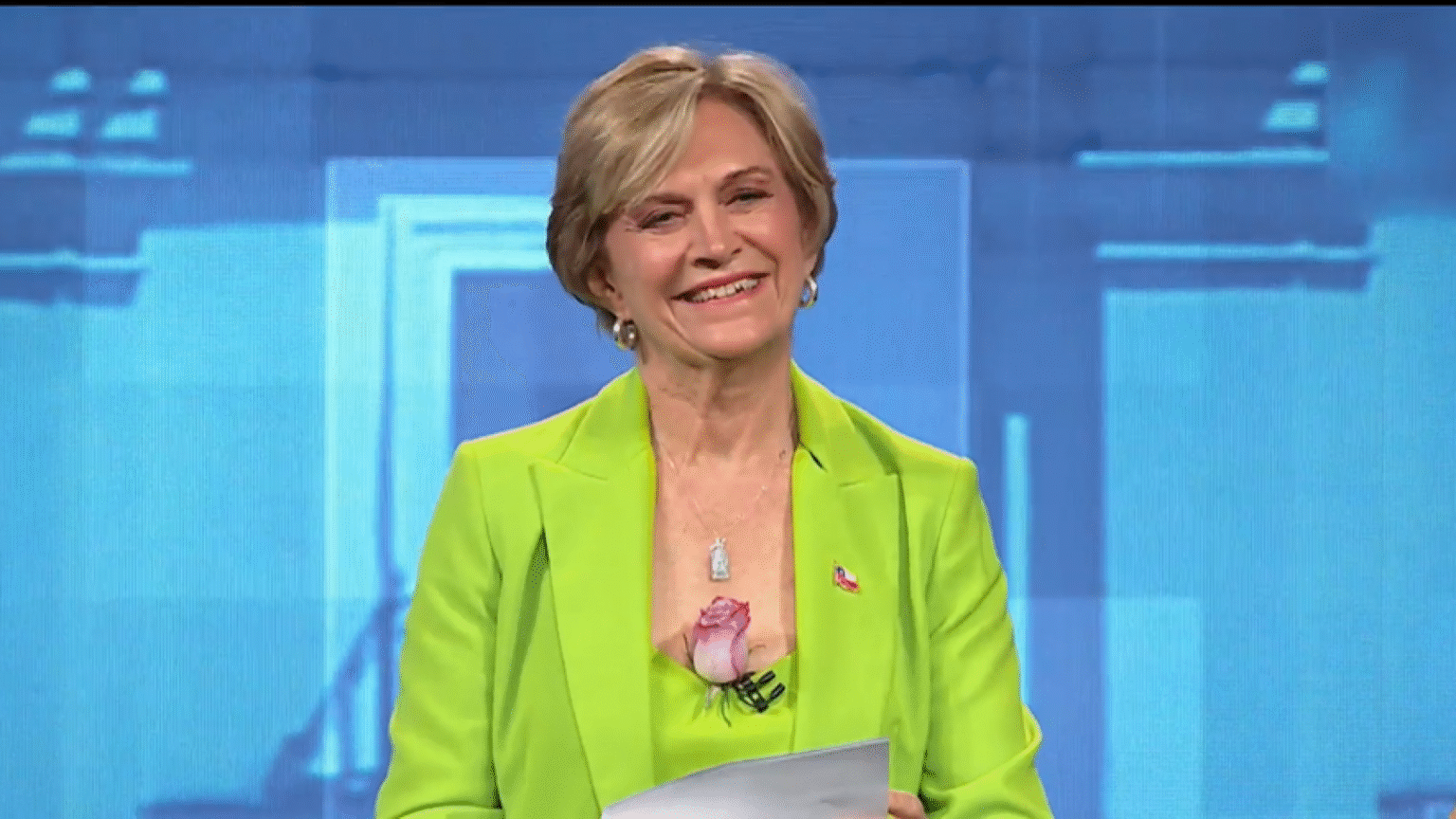 La flor de Kaiser a Matthei que se robó las miradas del último debate ...